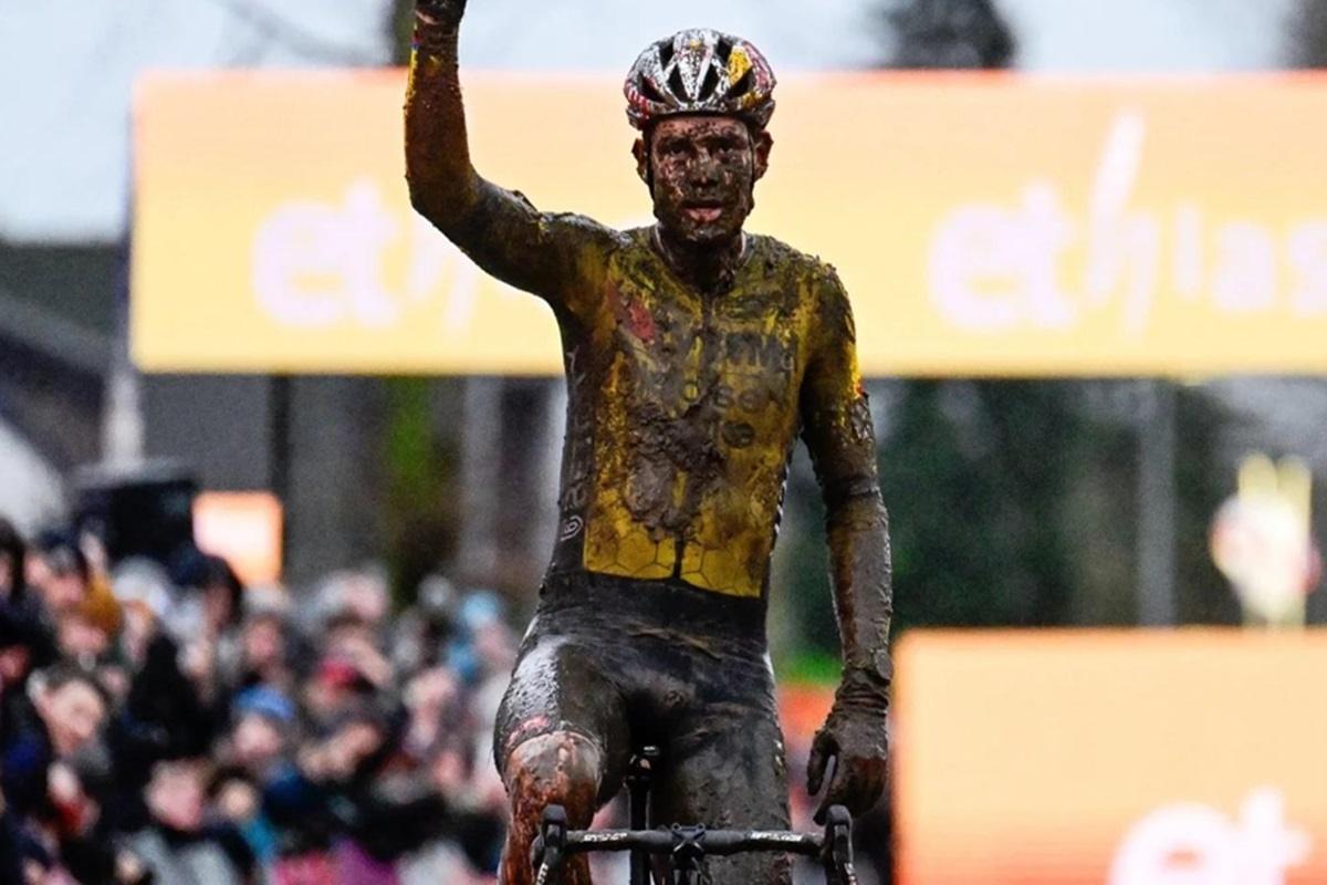 Van Aert, show a Dendermonde | BikeChannel