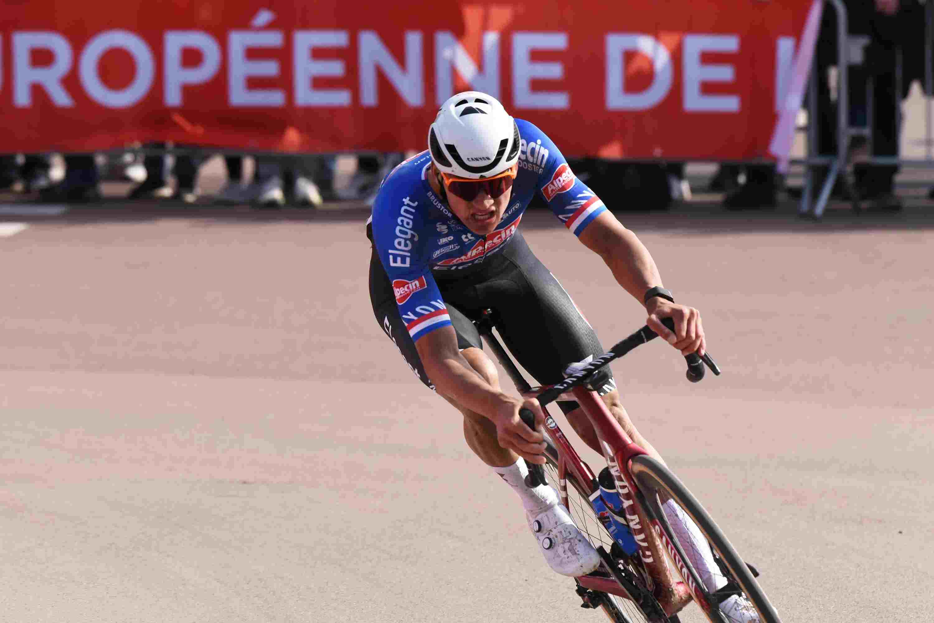 Parigi-Roubaix, Van der Poel cala il tris e batte Pogacar | BikeChannel