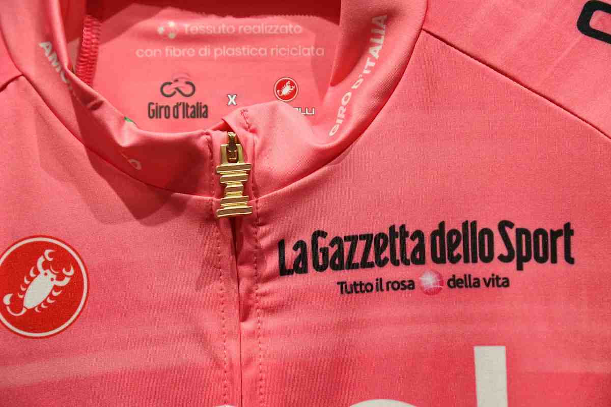 Tra storia e innovazione: ecco la Maglia Rosa del Giro d'Italia 2023 ...